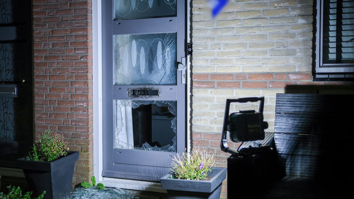 Deur kapot na explosie - Rijnmond