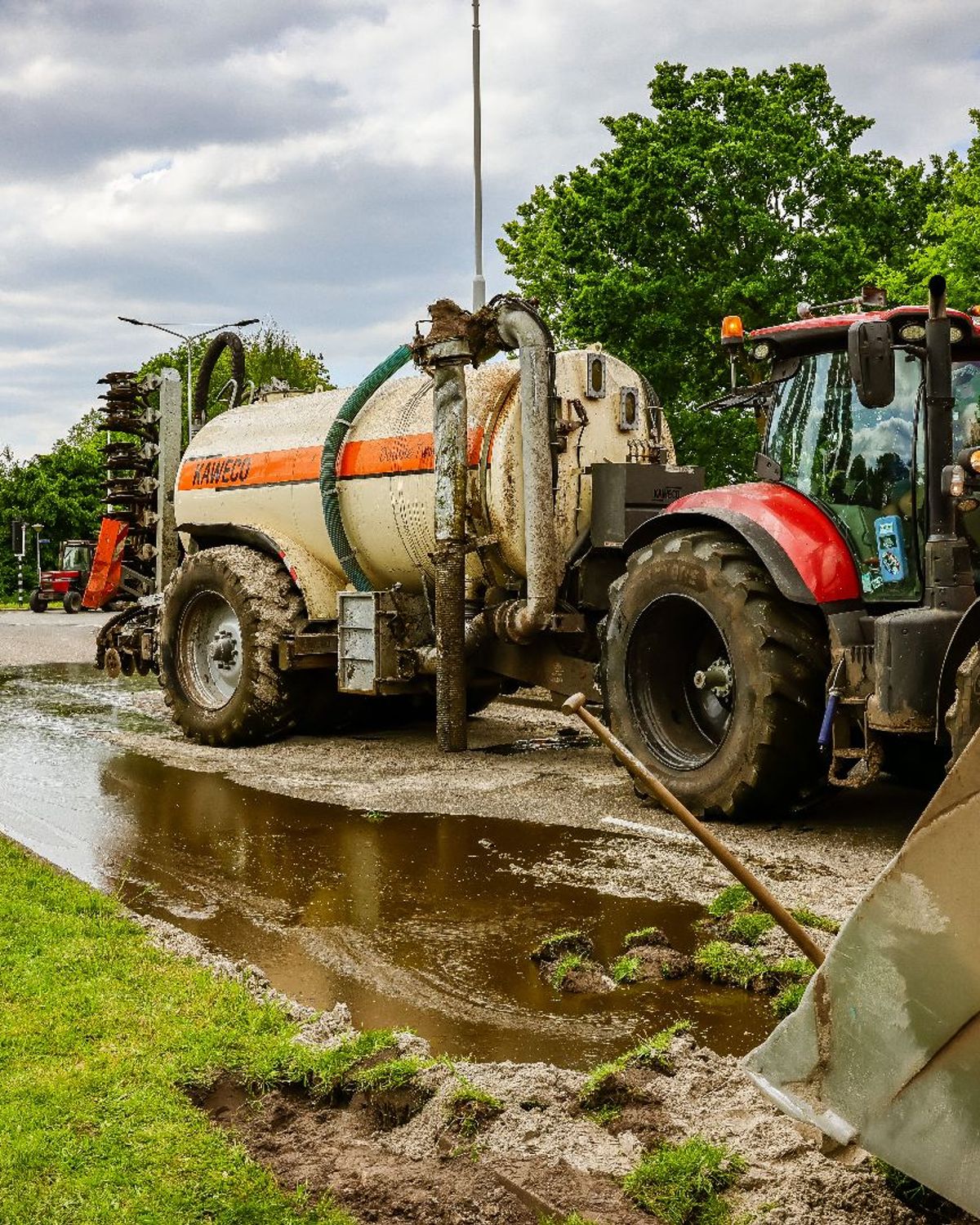 Weg vol poep: giertank met 8 ton mest kantelt in Amersfoort - RTV Utrecht