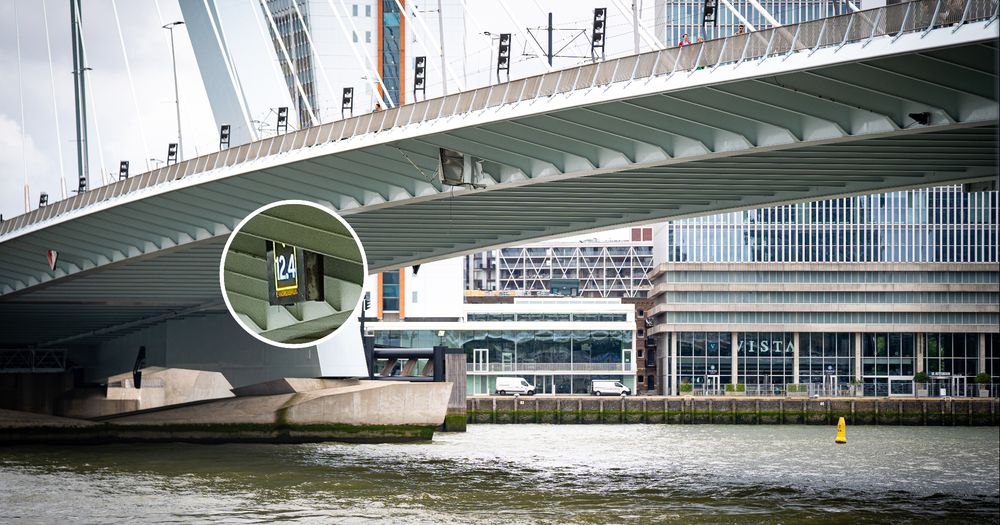 Schip met te hoge kraan vaart tegen Erasmusbrug en sloopt matrixbord ...