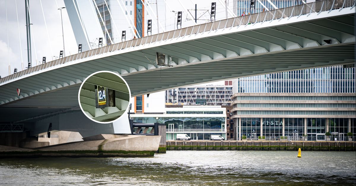 Schip met te hoge kraan vaart tegen Erasmusbrug en sloopt matrixbord ...