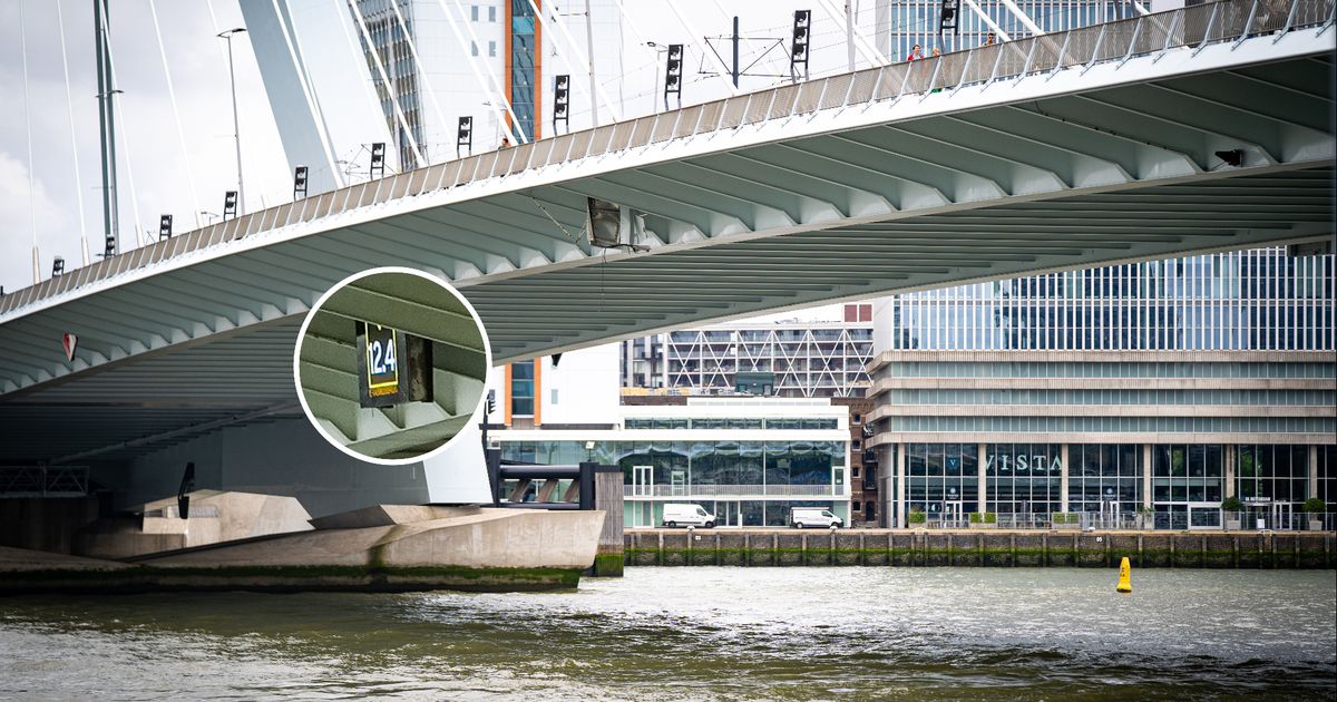 Schip met te hoge kraan vaart tegen Erasmusbrug en sloopt matrixbord ...