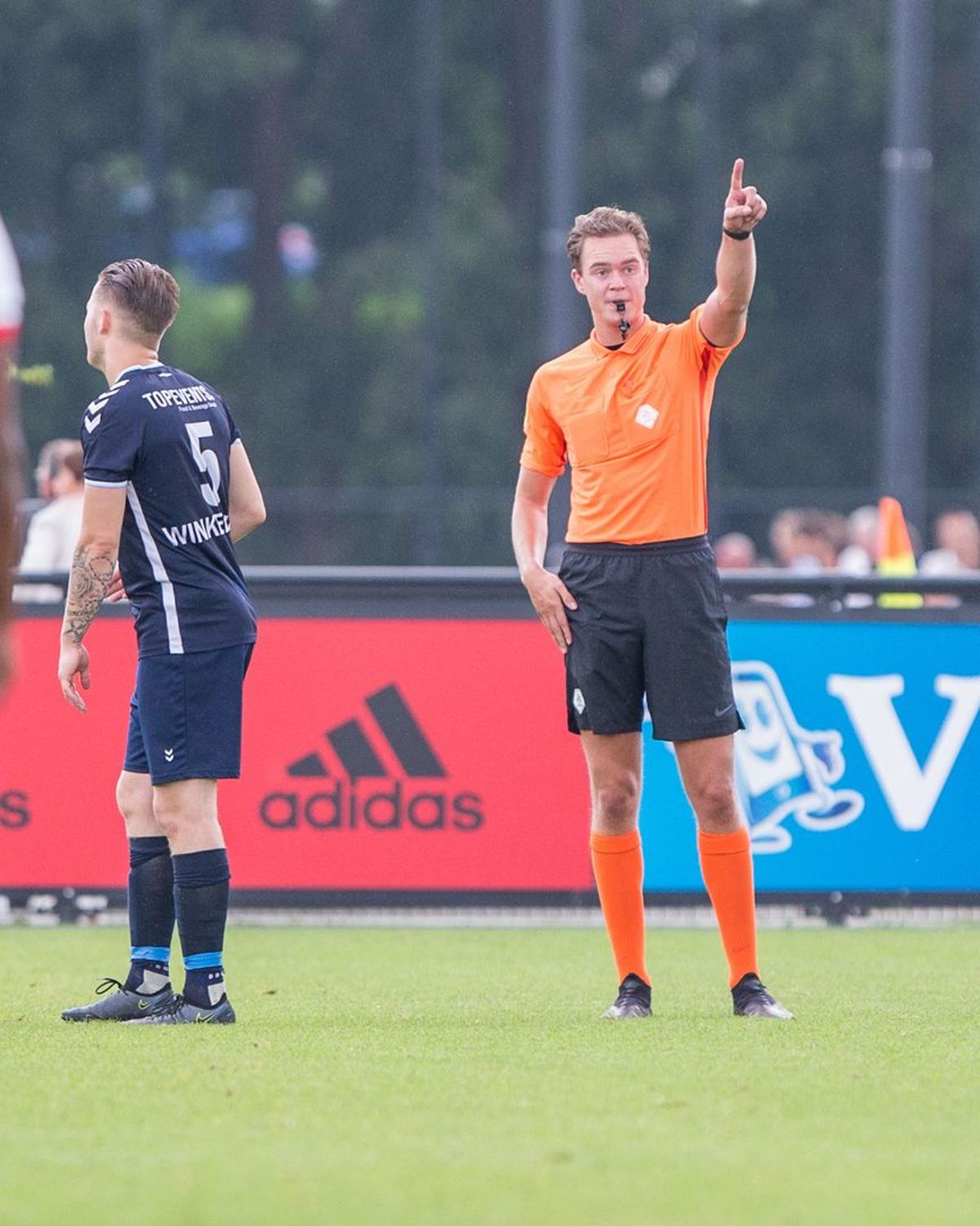 Scheidsrechter Sturm debuteert in Tweede Divisie - Omroep Zeeland