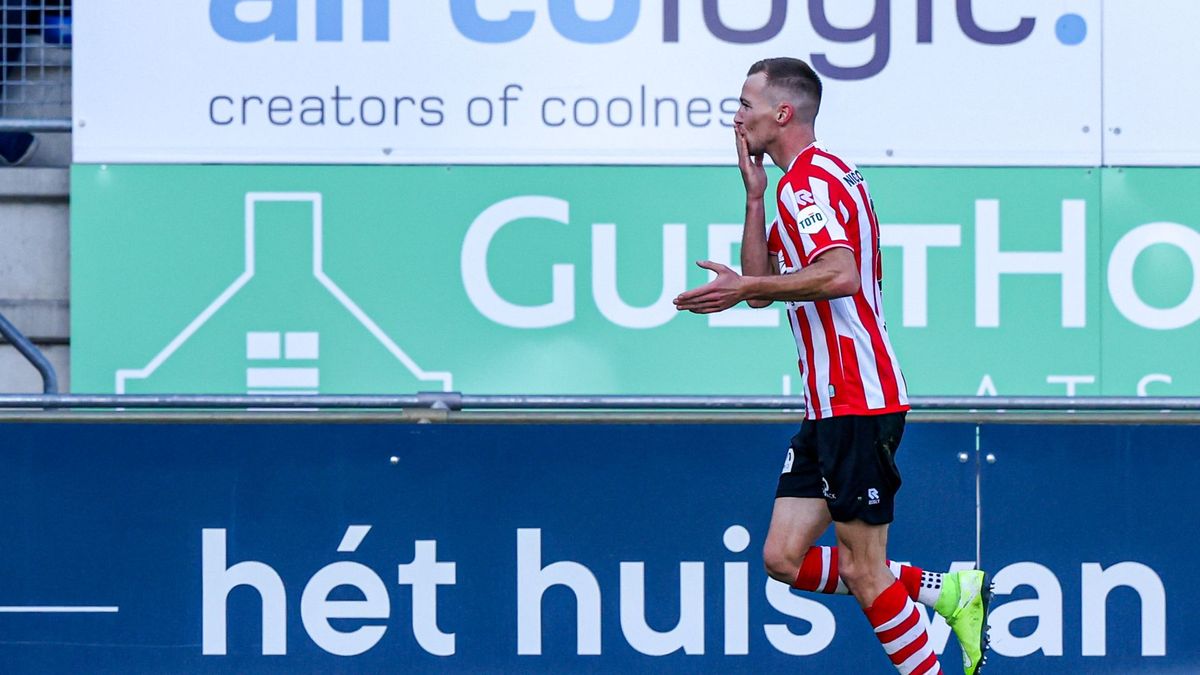 Verschueren zag zijn kopbal bij het tweede Sparta-doelpunt nog geraakt ...