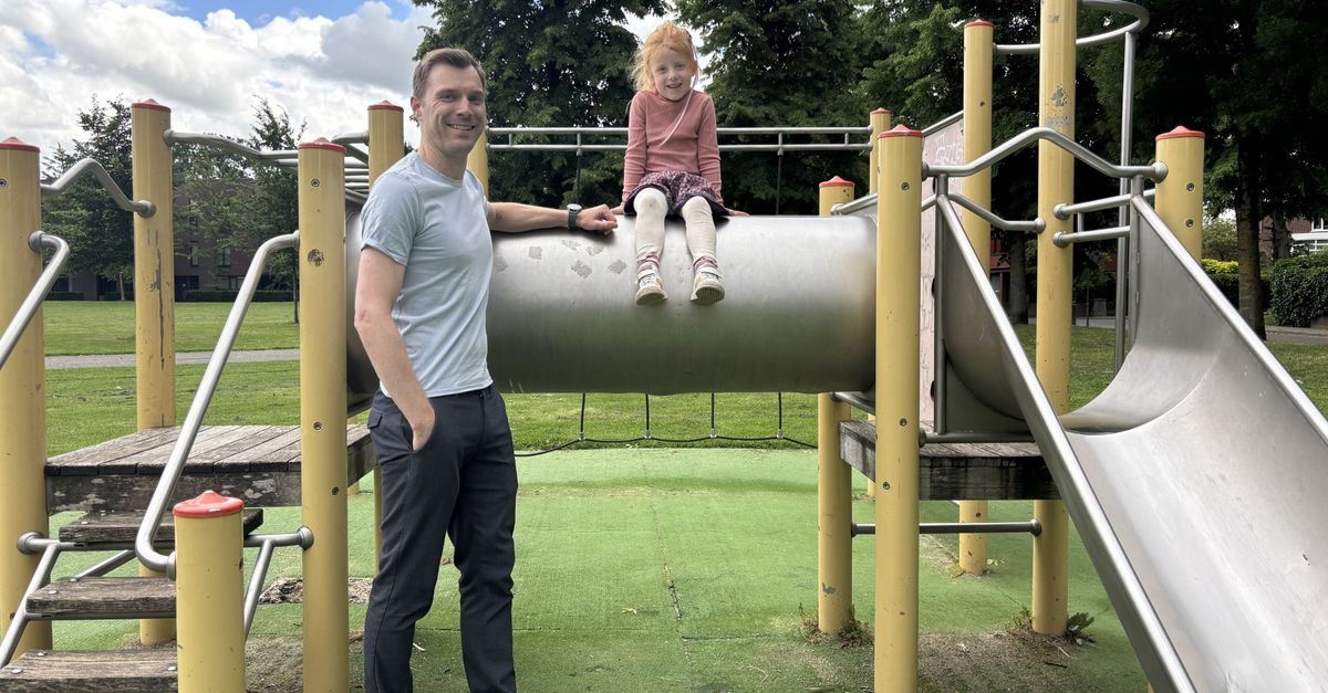 Microbioloog met verzameling babypoep onderzoekt de gezondheidseffecten ...