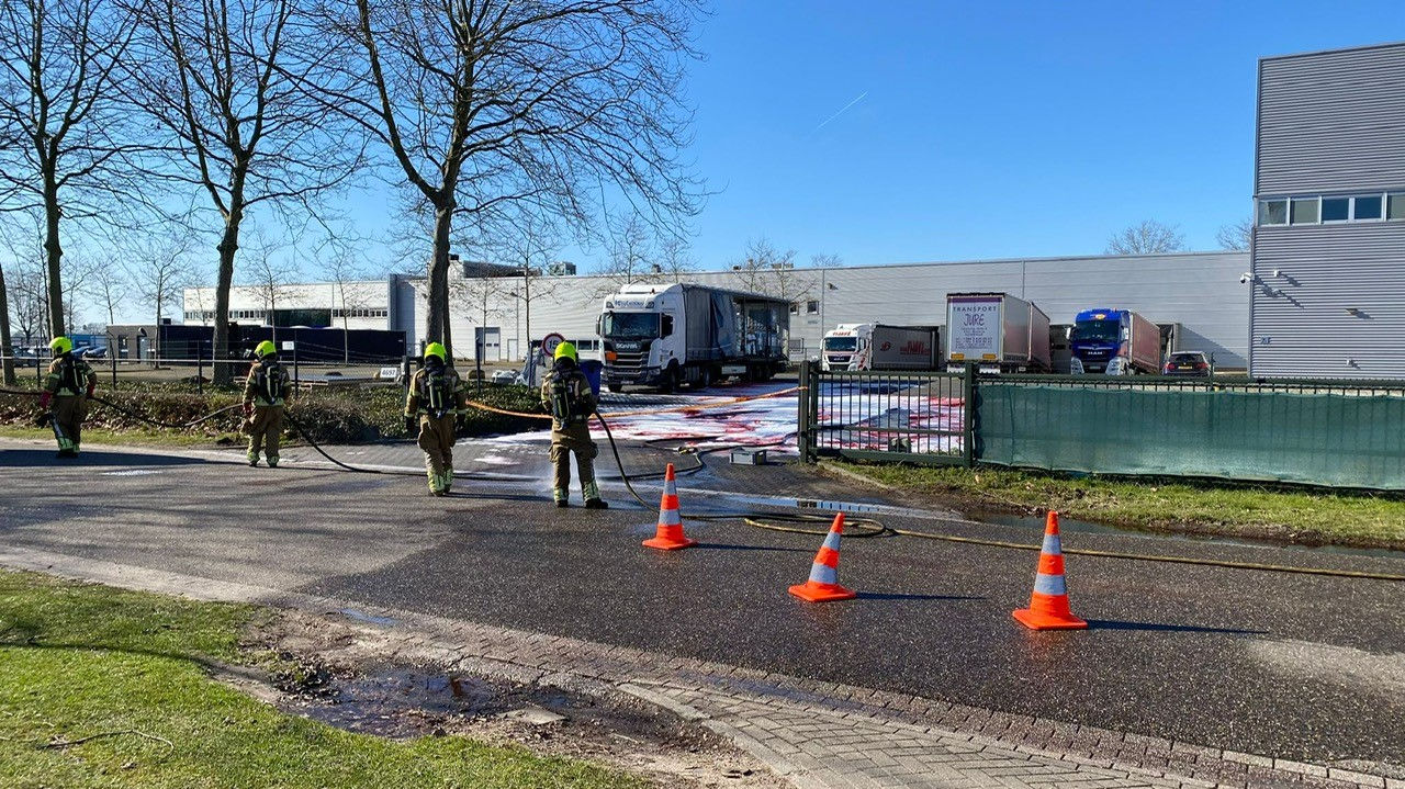 Laden en lossen gaat mis: bijtende stof op bedrijventerrein - L1 Nieuws