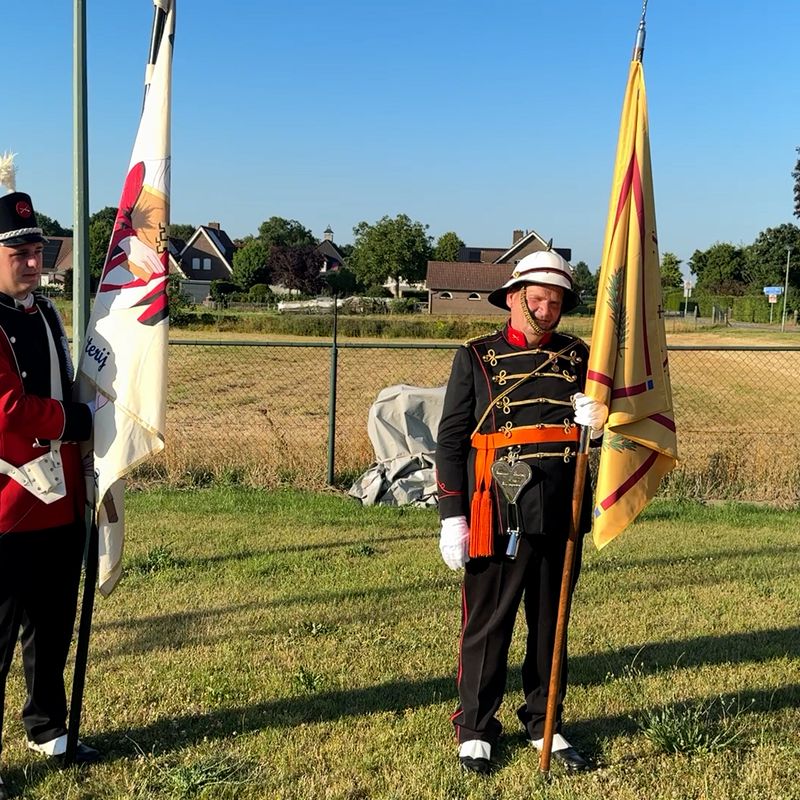 Steeds meer schutterijen te klein voor optocht OLS: samen lopen, apart ...