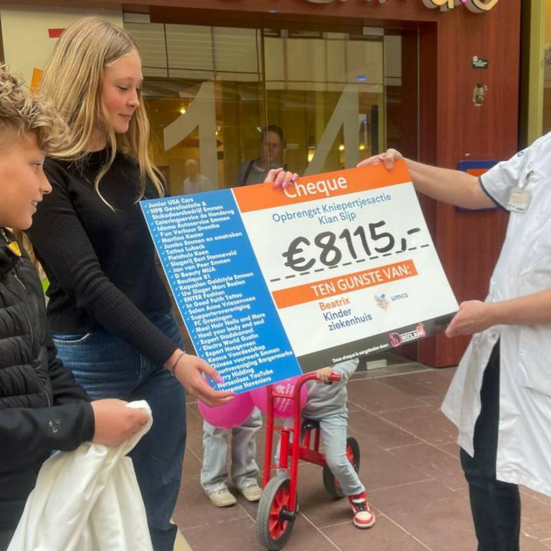 Kian en familie bakken en verkopen 20.000 knieperties, opbrengst naar ...