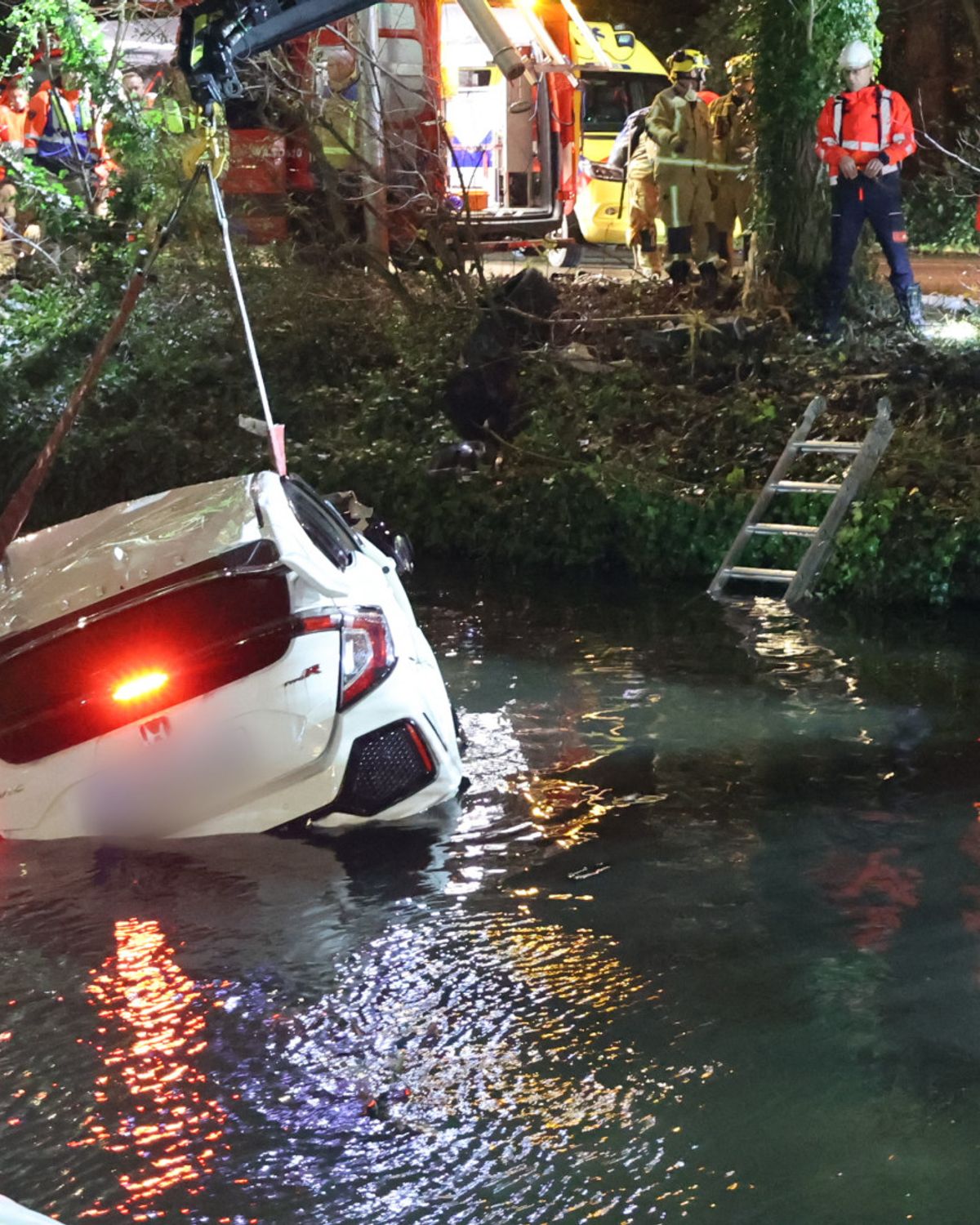 Dode en zwaargewonde na crash in water, verderop nog twee lichamen ...