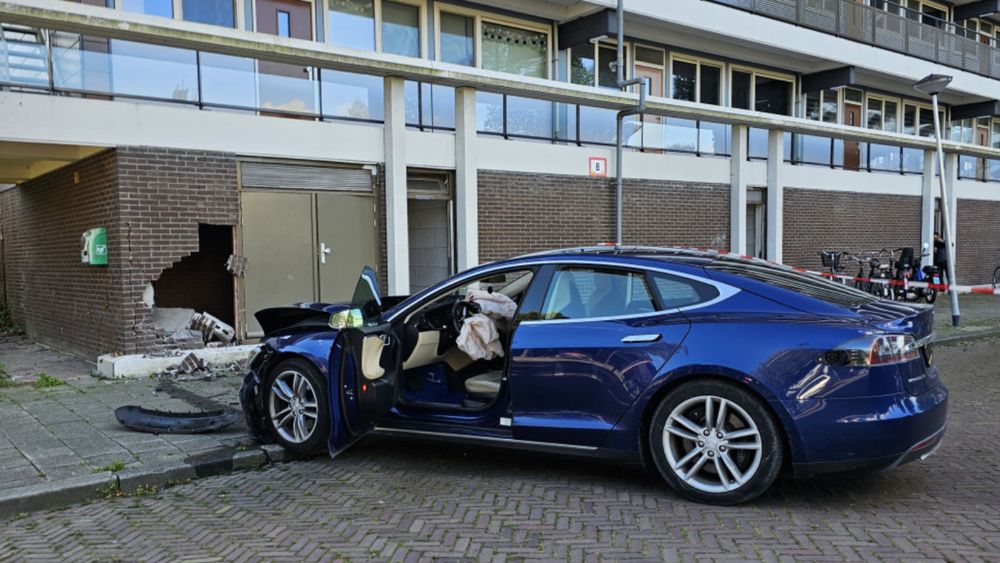 Groot gat in muur nadat Tesla flat ramt - Rijnmond