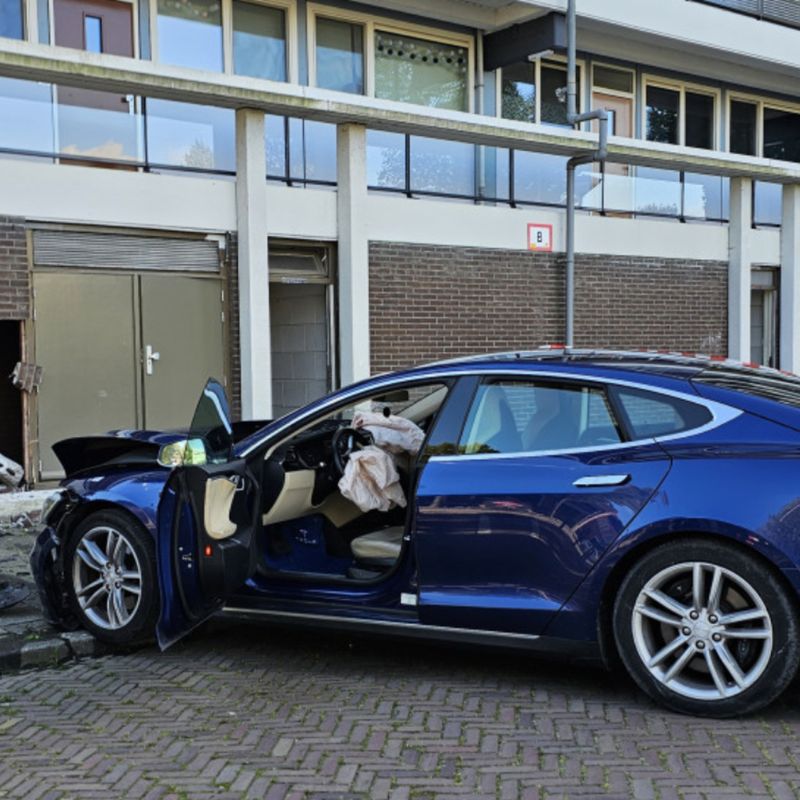 Groot gat in muur nadat Tesla flat ramt | Woning gesloten na explosie ...