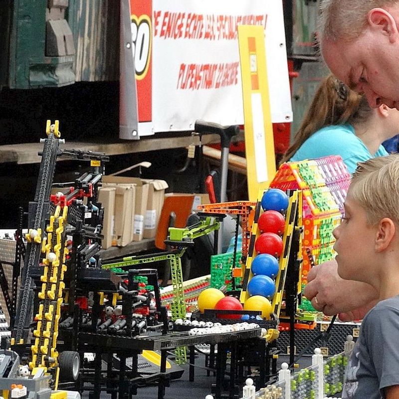 Foto's LEGO-dagen Boekelo met tientallen bouwwerken en tienduizenden ...