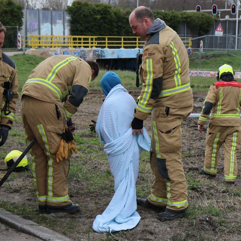 112-nieuws | Kinderen uit blubber bevrijd door brandweer - Bestuurder bestelbus klapt op auto ...