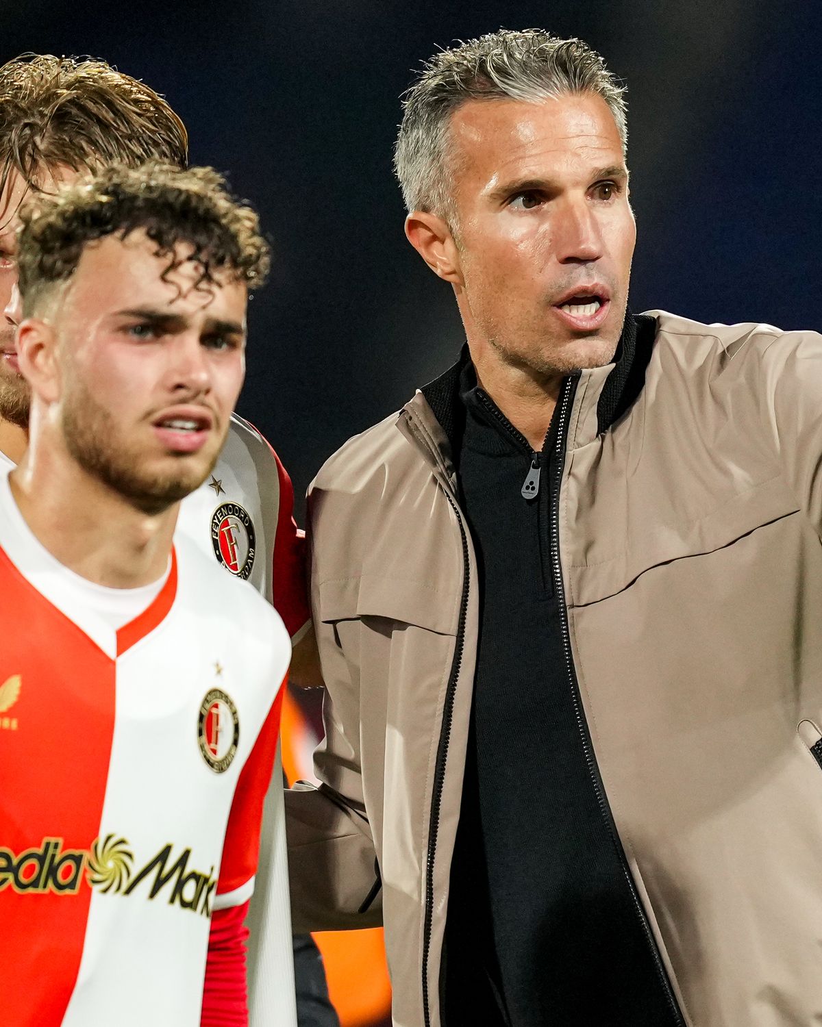 Van Persie dolt met Sliti na winnende goal Feyenoord: 'Waarom stond je ...