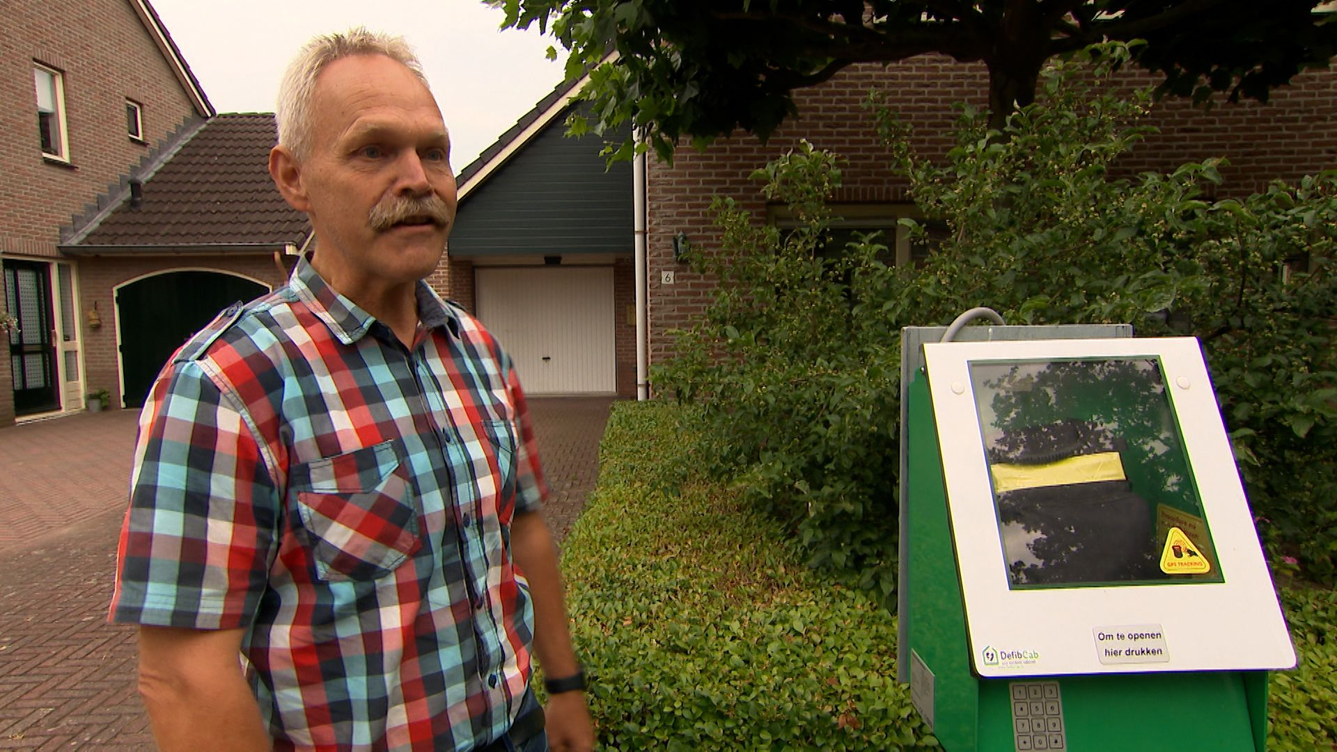 Henk-Jan is burgerhulpverlener en heeft een AED in zijn voortuin ...