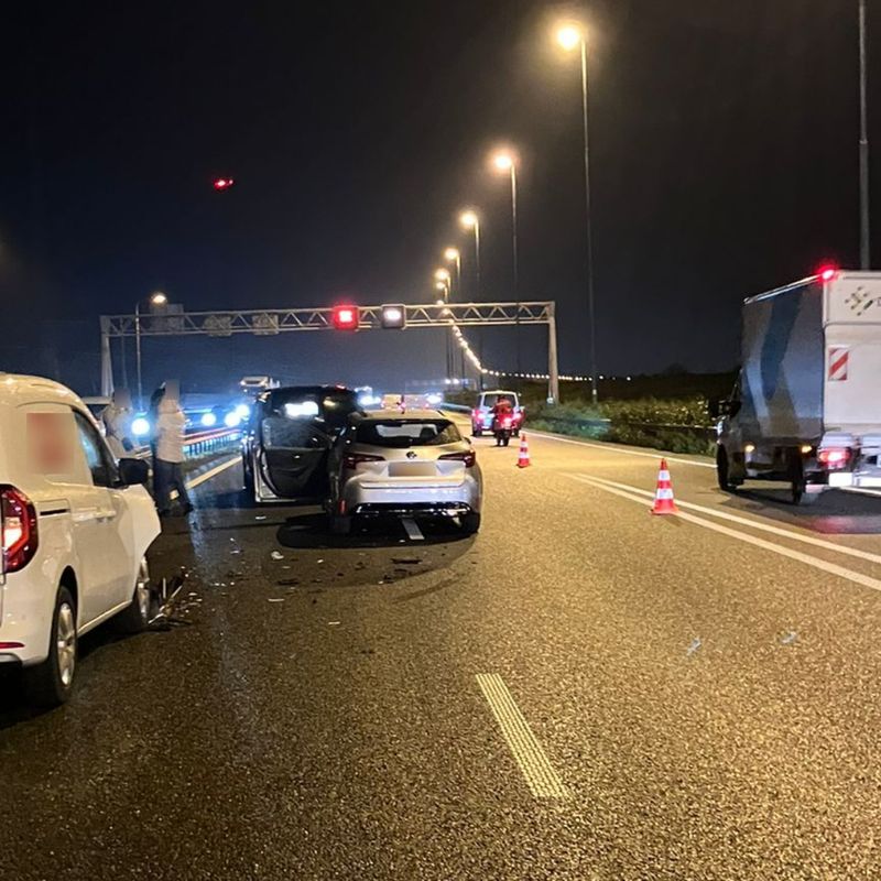 Ongeluk met 3 auto's op snelweg; dik een uur vertraging - Rijnmond