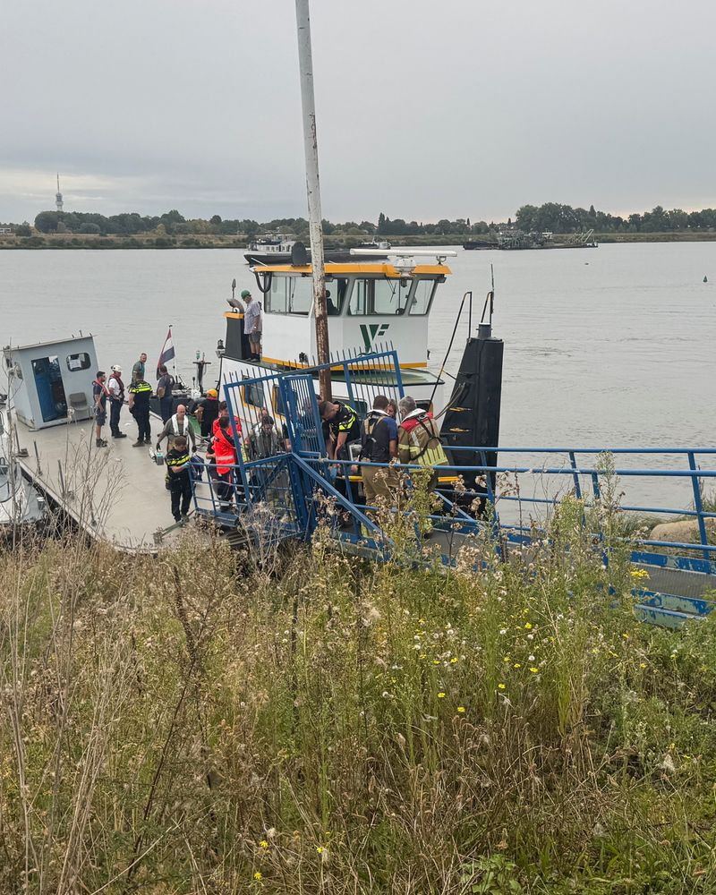 Man valt in water tussen boot en zandzuiger in buurt van Sluis Heel ...