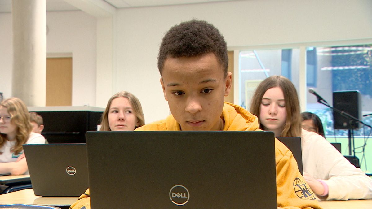 Silas (13) uit Koudekerke vindt digitaal onderwijs praktisch: "Geen ...