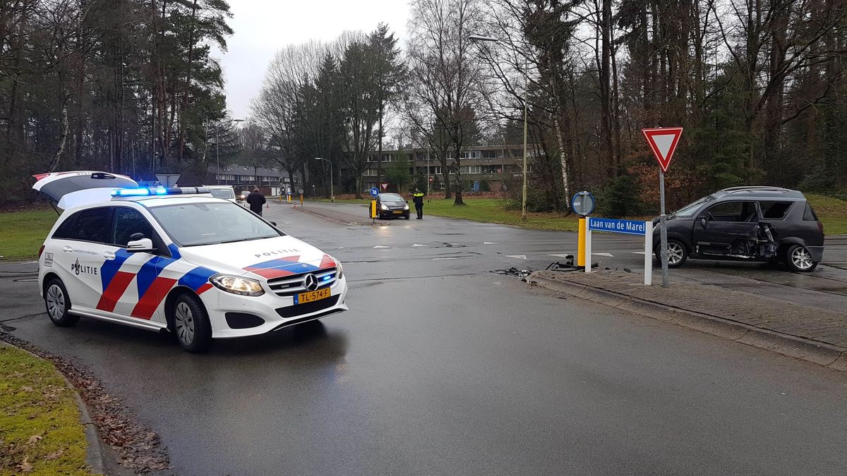 Gewonde bij botsing tussen busje en brommobiel in Emmen - RTV Drenthe