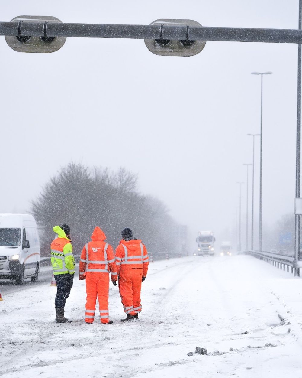 112-nieuws: Twee rijstroken dicht op Ring Oost • Vrachtwagen in greppel ...