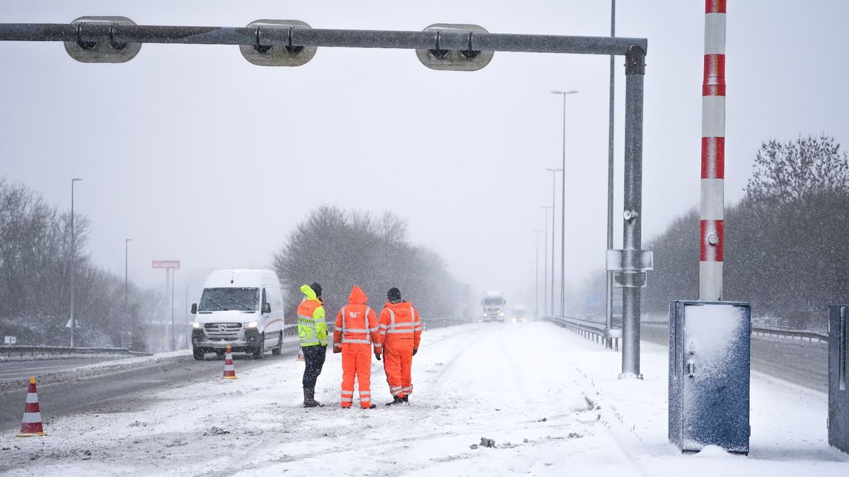 112-nieuws: Twee rijstroken dicht op Ring Oost • Vrachtwagen in greppel ...