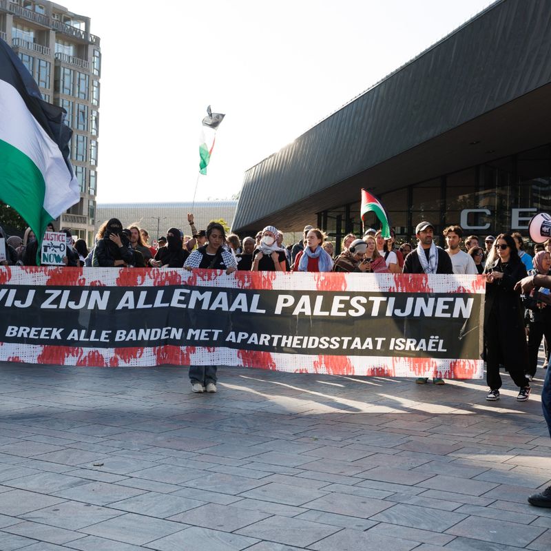 Dag vol protest in Rotterdam eindigt rustig, politie houdt zes ...