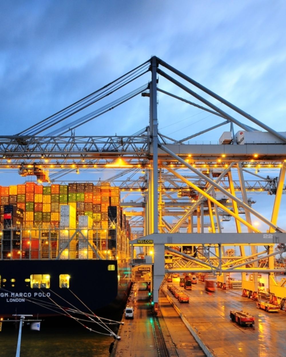 's Werelds grootste containerschip in Rotterdam - Rijnmond
