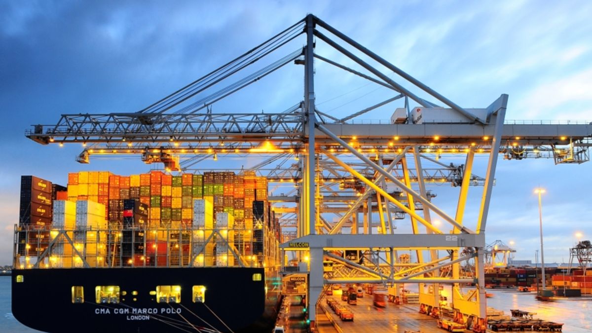 's Werelds grootste containerschip in Rotterdam - Rijnmond