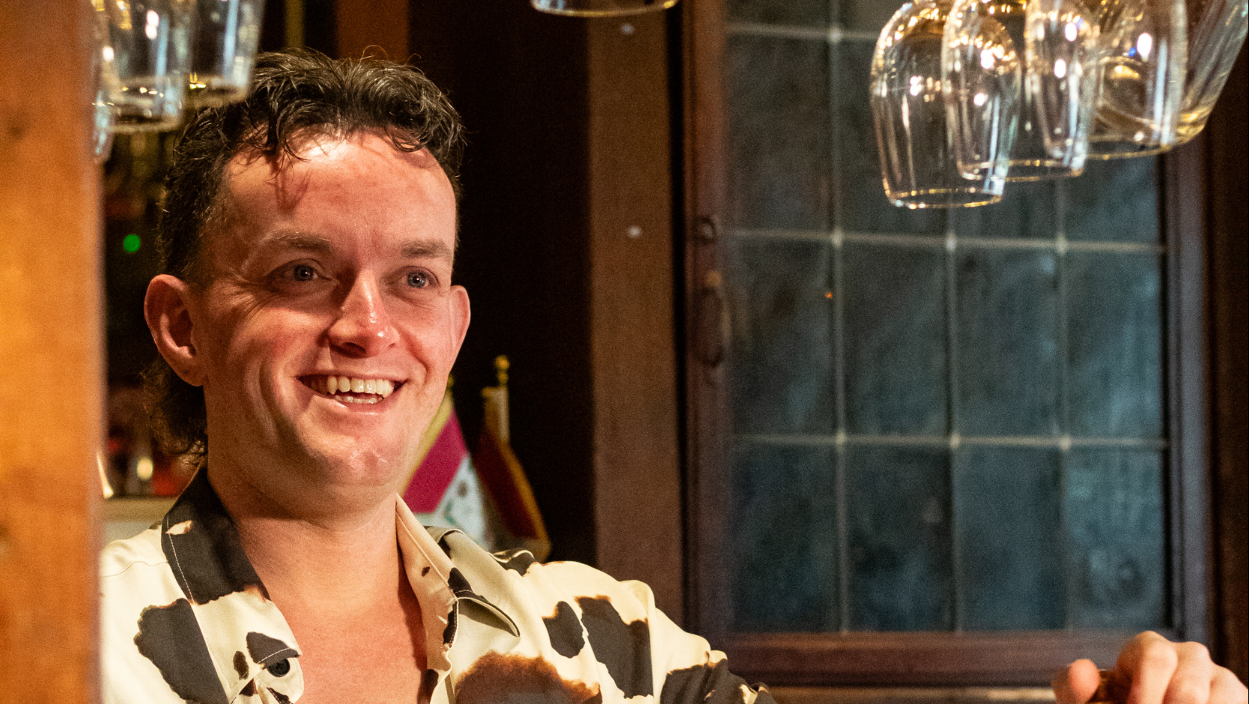 Pruiken en pils: dragqueen Patty Pam-Pam neemt café van vader over - L1 ...