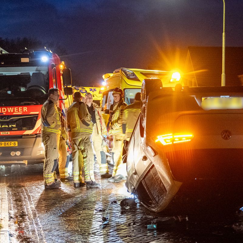 Auto met vier inzittenden belandt op de kop in Emmen - RTV Drenthe