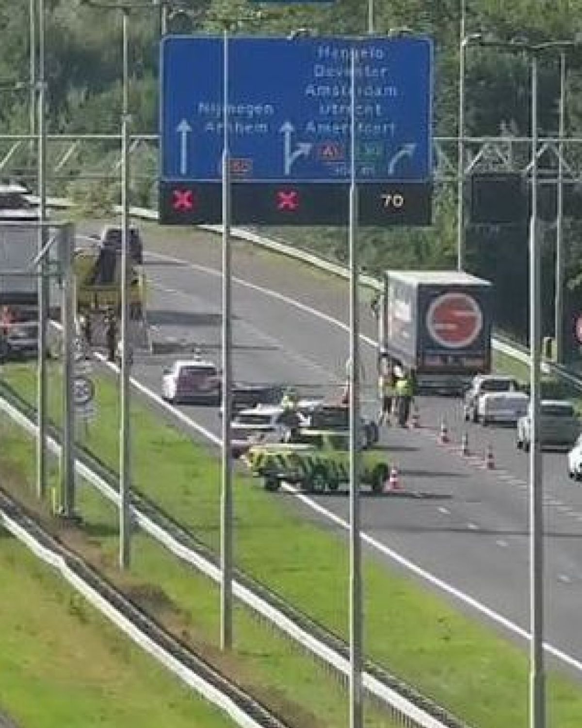 Snelweg A50 afgesloten na ongeval meerdere voertuigen - Omroep Gelderland