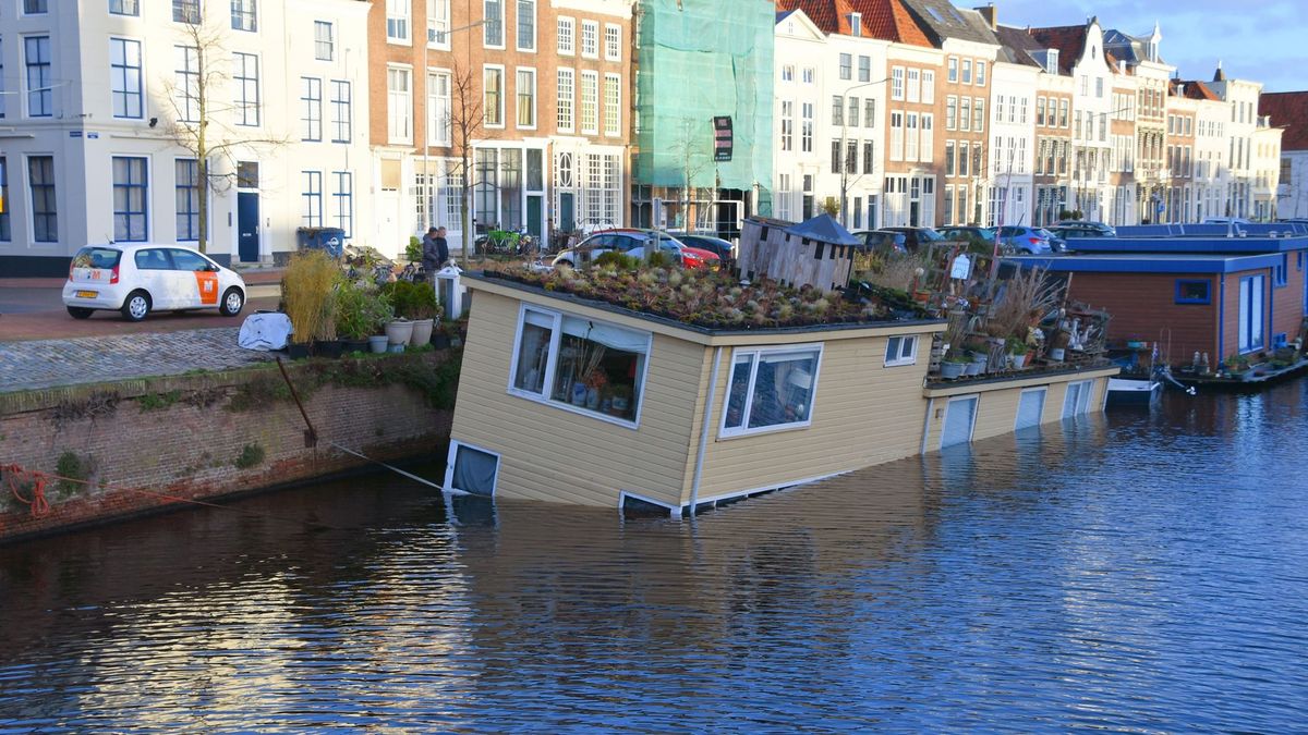 Woonboot in Middelburg deels gezonken - Omroep Zeeland