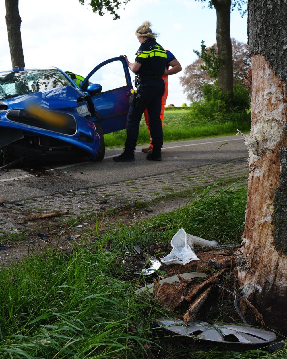 112 Nieuws: automobilist botst tegen boom in Wijhe - Oost