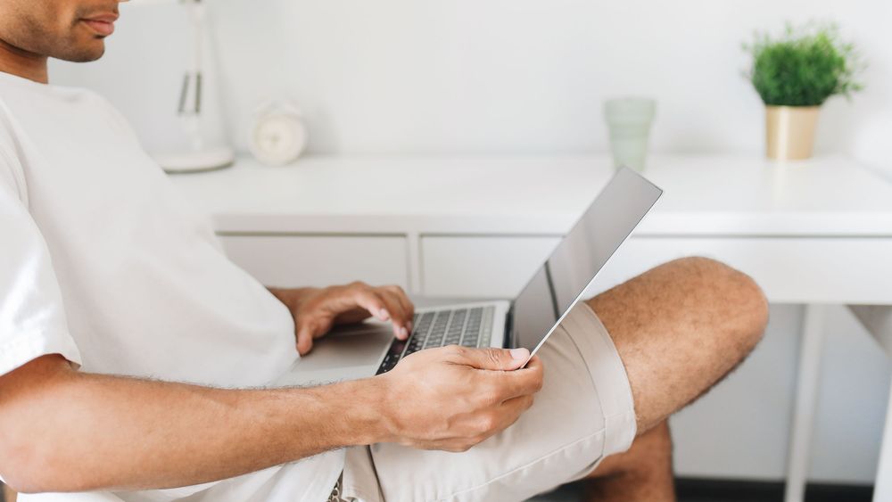 Wat voor kleding mag je deze zomerdagen nog op het werk dragen? - RTV ...