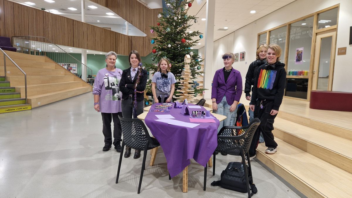 Paarse vrijdag in Beilen 'zit hem vooral in de accessoires' - RTV Drenthe