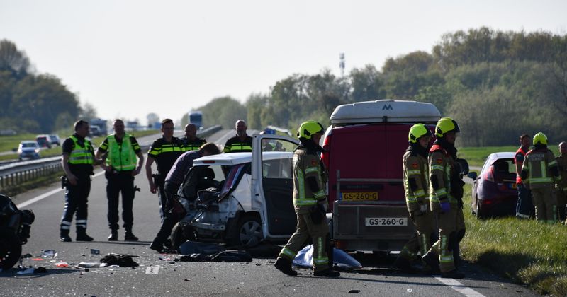 Ongeluk met drie voertuigen bij Hoek, twee personen bekneld - Omroep Zeeland