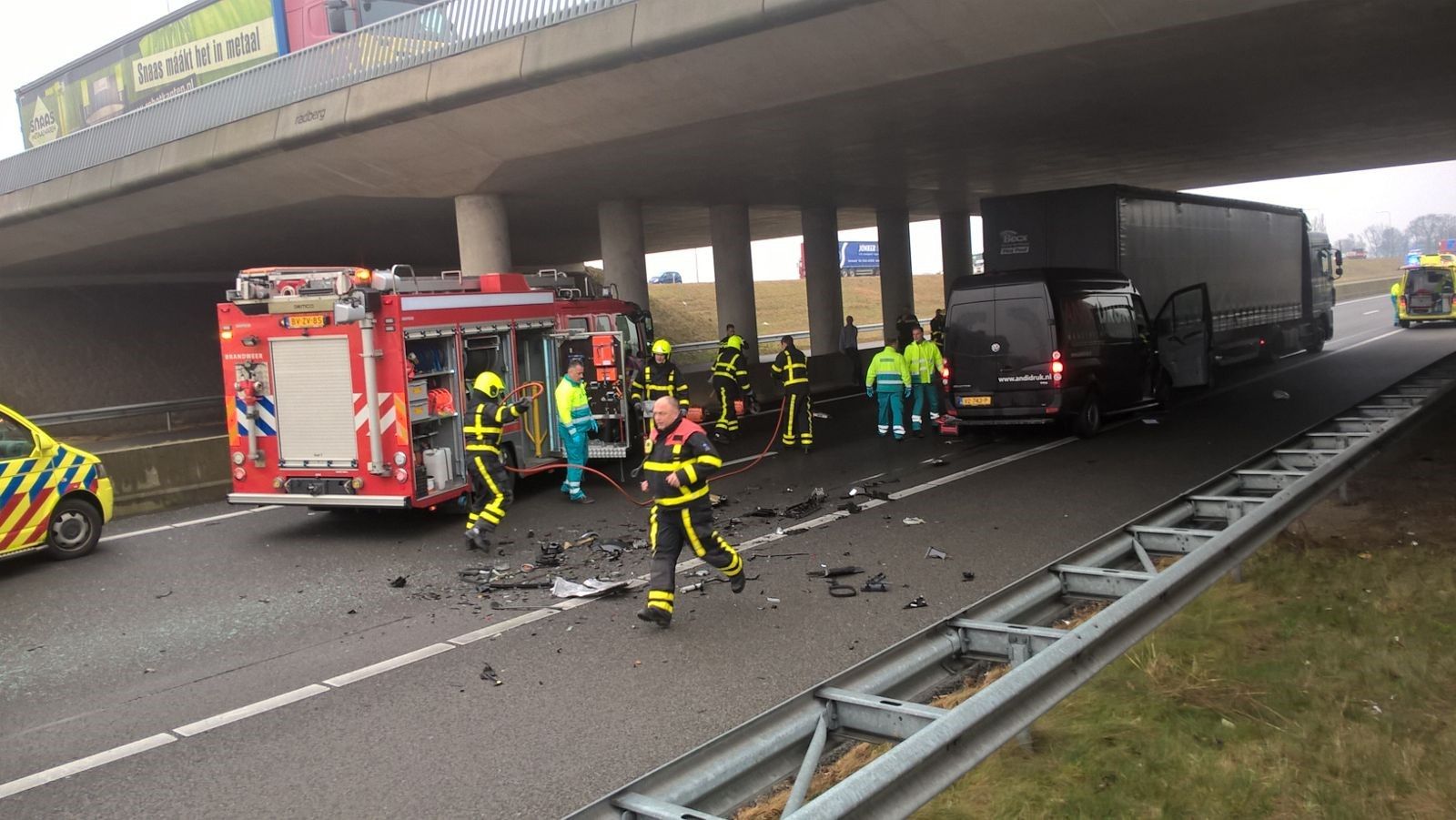 Zwaar ongeluk A73, bestelbus achterop vrachtwagen - L1 Nieuws