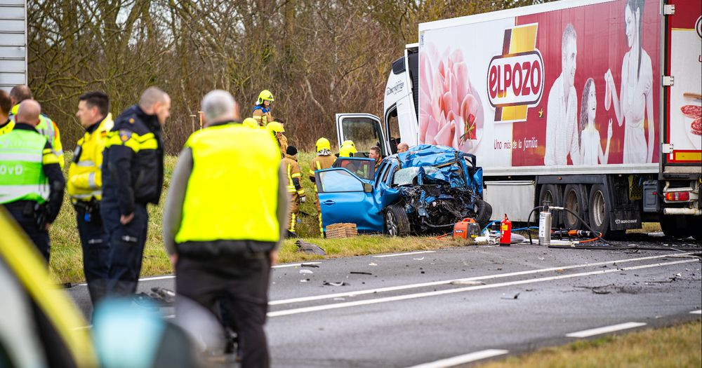 Dode (68) bij frontale botsing tussen auto en vrachtwagen - Rijnmond