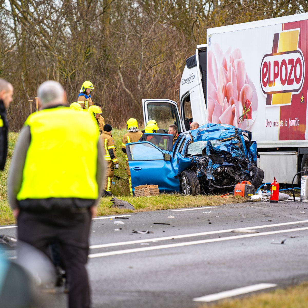 Dode (68) bij frontale botsing tussen auto en vrachtwagen - Rijnmond