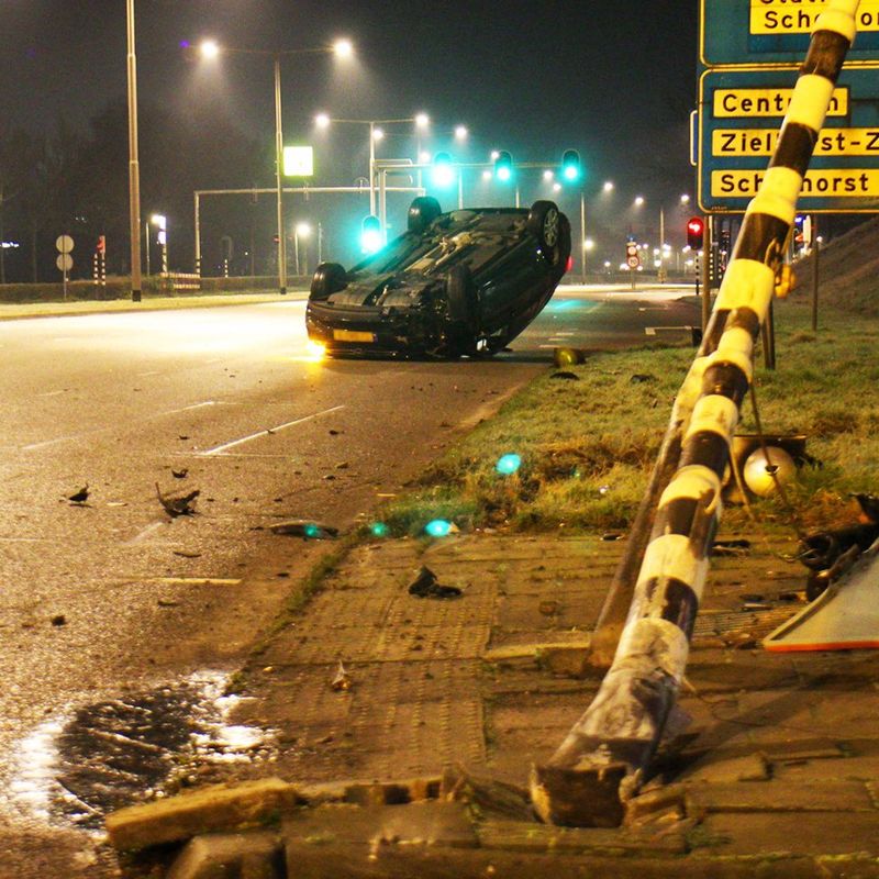 Automobilist raakt macht over stuur kwijt en ramt verkeerslicht in Amersfoort - RTV Utrecht
