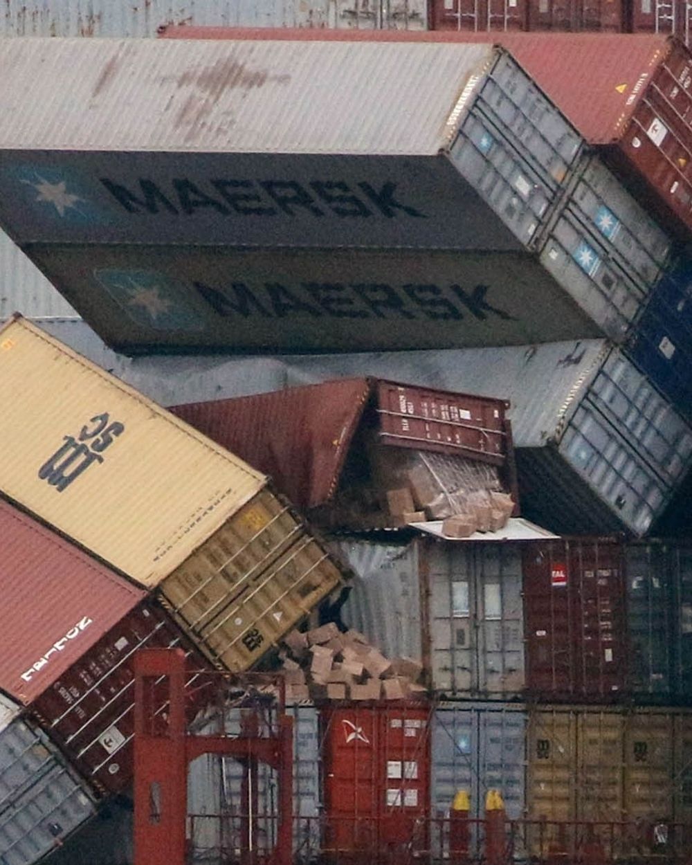 Schip verliest 26 lege containers boven Waddeneilanden (update) - RTV Noord