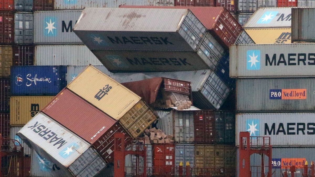 Schip verliest 26 lege containers boven Waddeneilanden (update) - RTV Noord