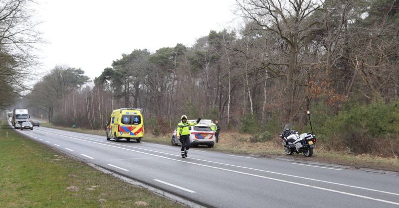 Auto in de berm zorgt voor file op N35 - Oost