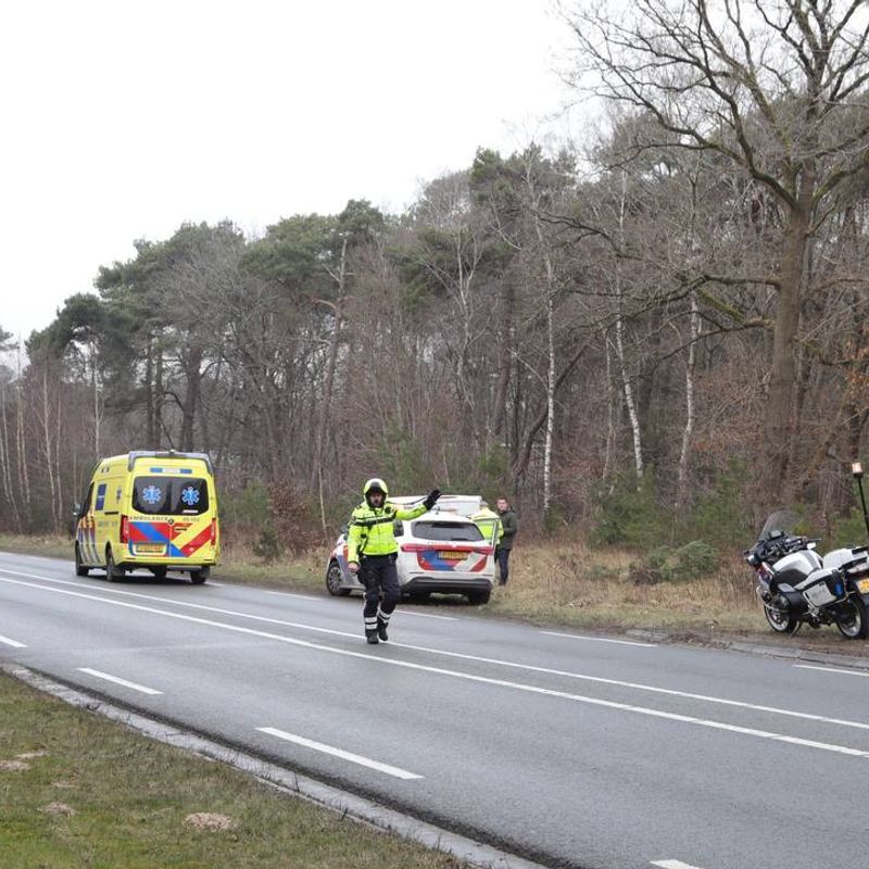 Auto in de berm zorgt voor file op N35 - Oost