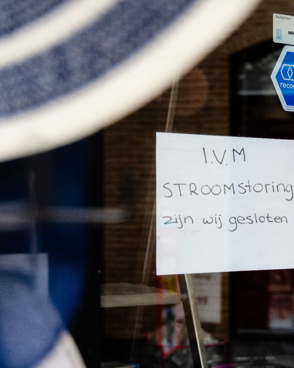 Nee, je tv is niet stuk: met dit reclamespotje vraagt de overheid ...