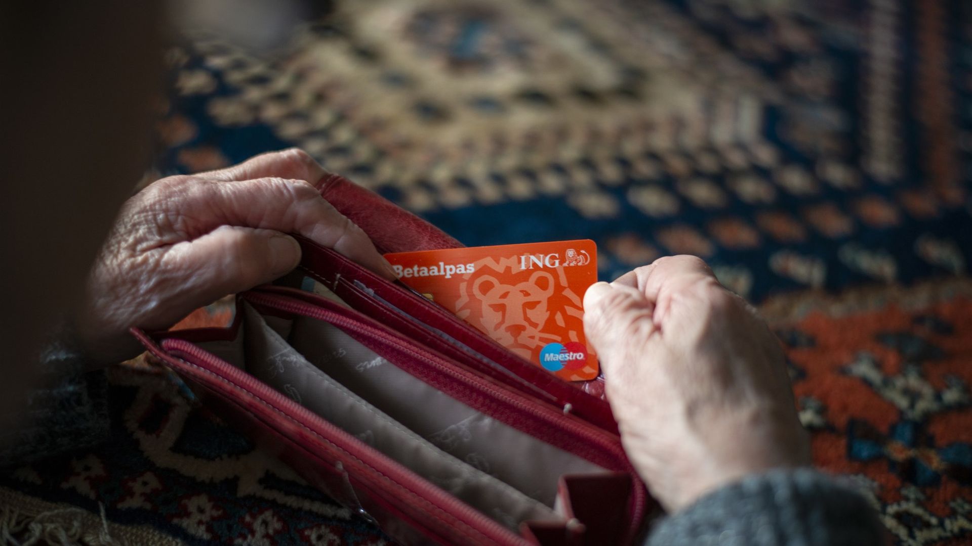 Arnemuidenaar (75) lokt 'bankmedewerker' in val - Omroep Zeeland