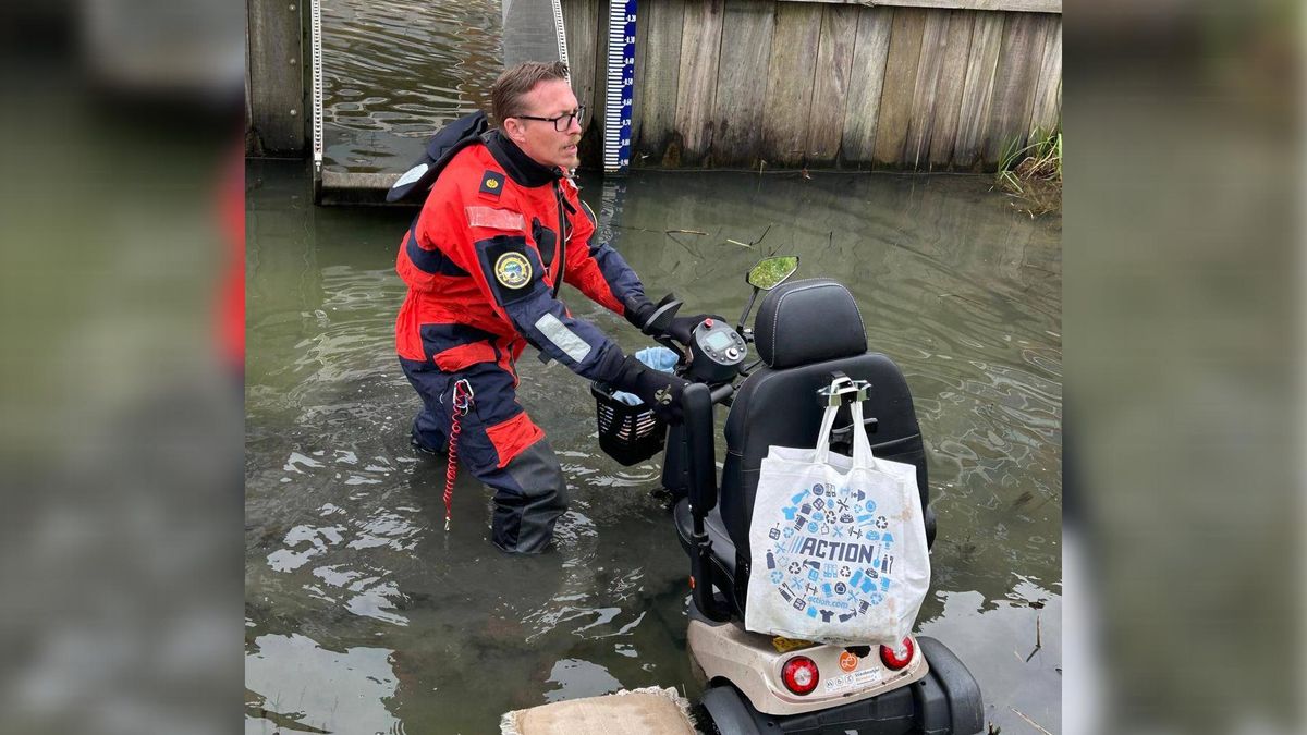 Man haalt nat pak met scootmobiel - Rijnmond