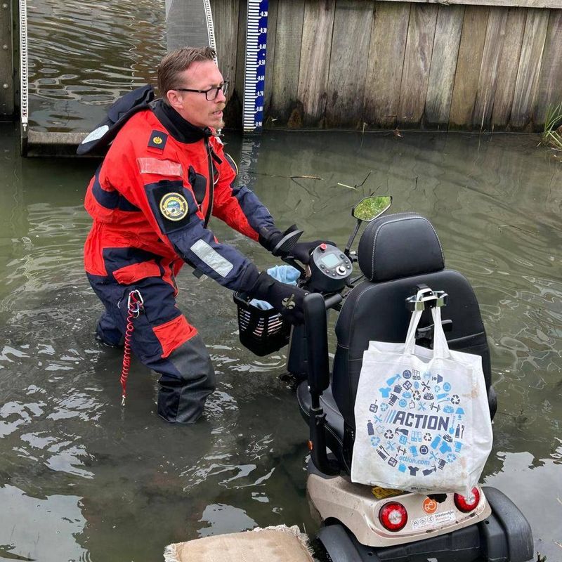 Man haalt nat pak met scootmobiel - Rijnmond