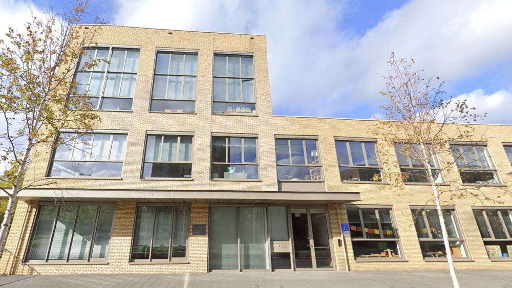 Ouders willen schooldirecteur terug, ook na melding grensoverschrijdend gedrag - Rijnmond