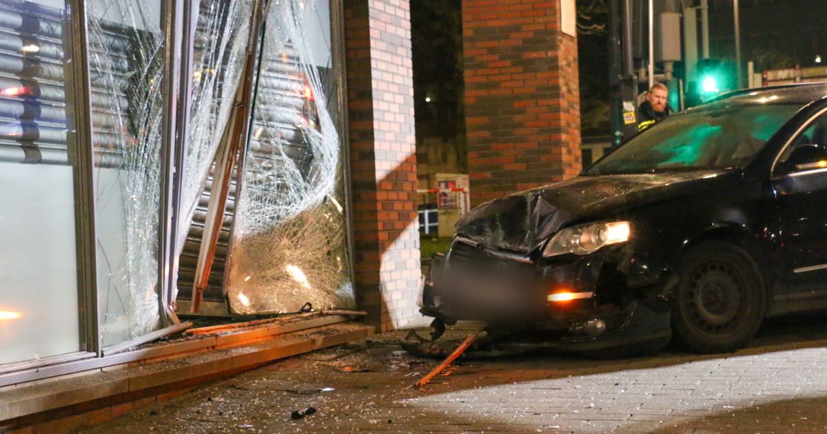 Ramkraak met auto bij juwelier, daders slaan op de vlucht - Rijnmond
