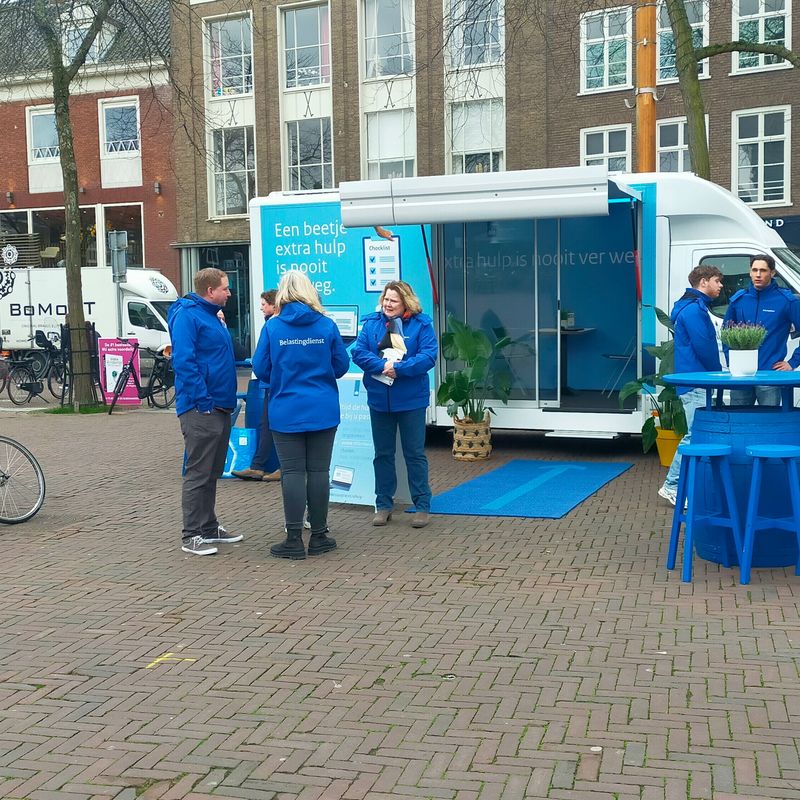 Belastingdienstbus helpt mensen op weg met aangifte doen: 'Het is zonde ...